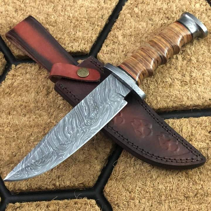 Handmade Damascus steel knife with leather sheath Excellent performance